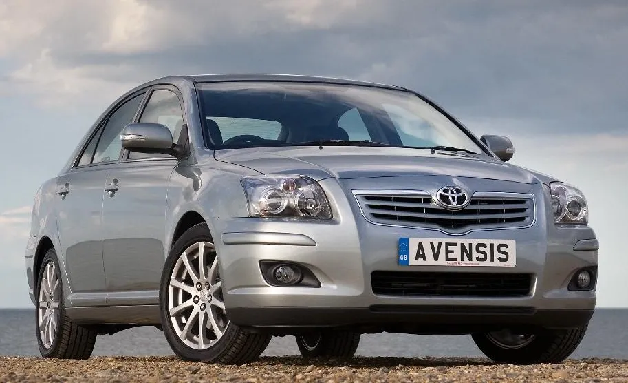 Toyota Avensis II: wymiana żarówki podświetlenia panelu komputera ...
