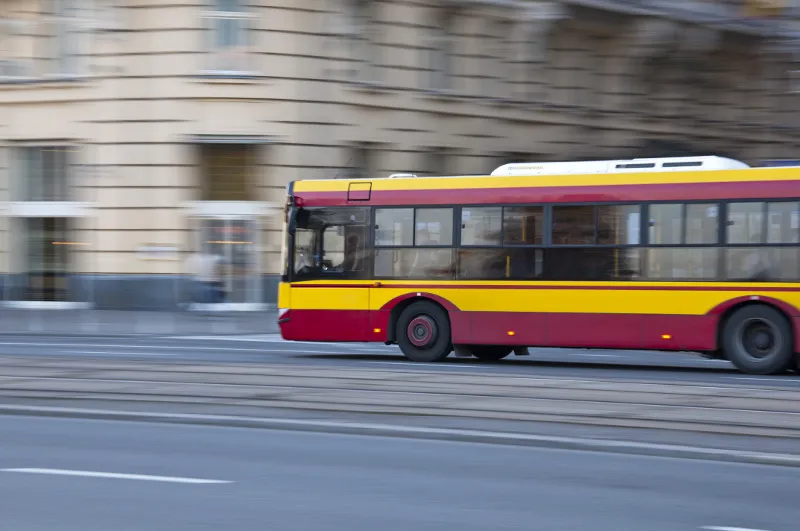 Zwolnienie dojazdów do pracy tylko w przypadku autobusów - Infor.pl