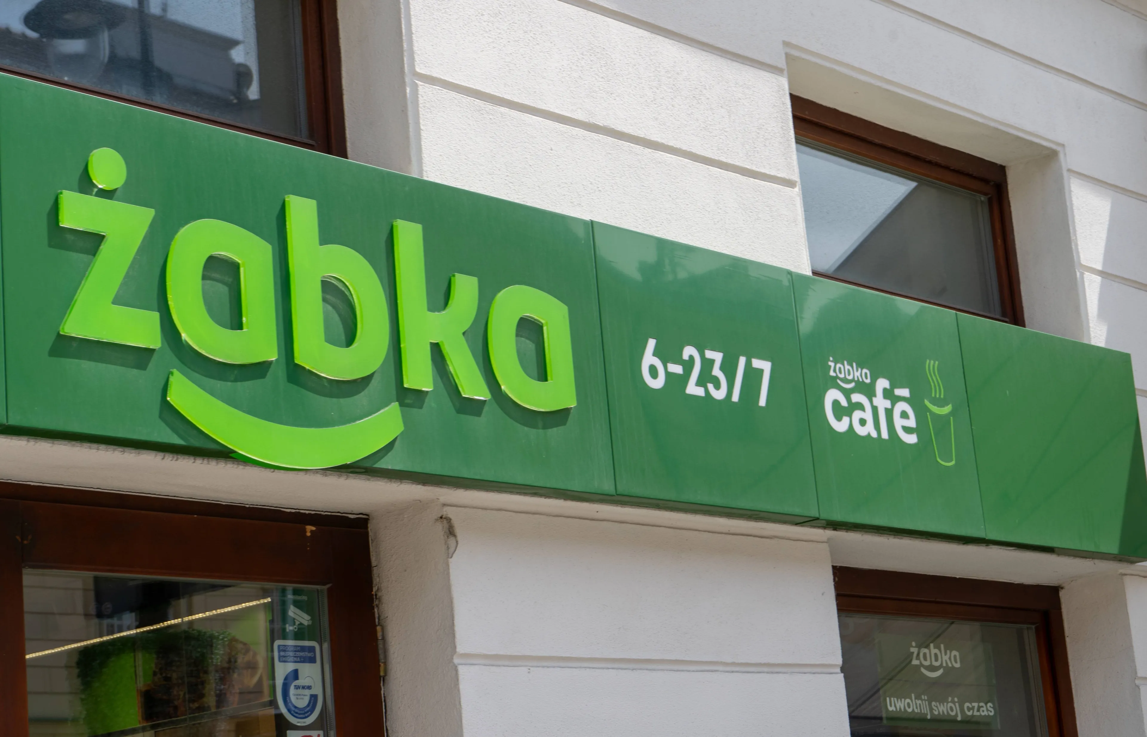 Do której otwarta jest Żabka w Wielką Sobotę? Godziny otwarcia ...